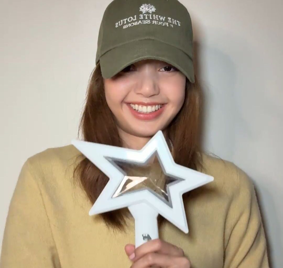 LISA lança lightstick oficial para carreira solo – HIT!Magazine