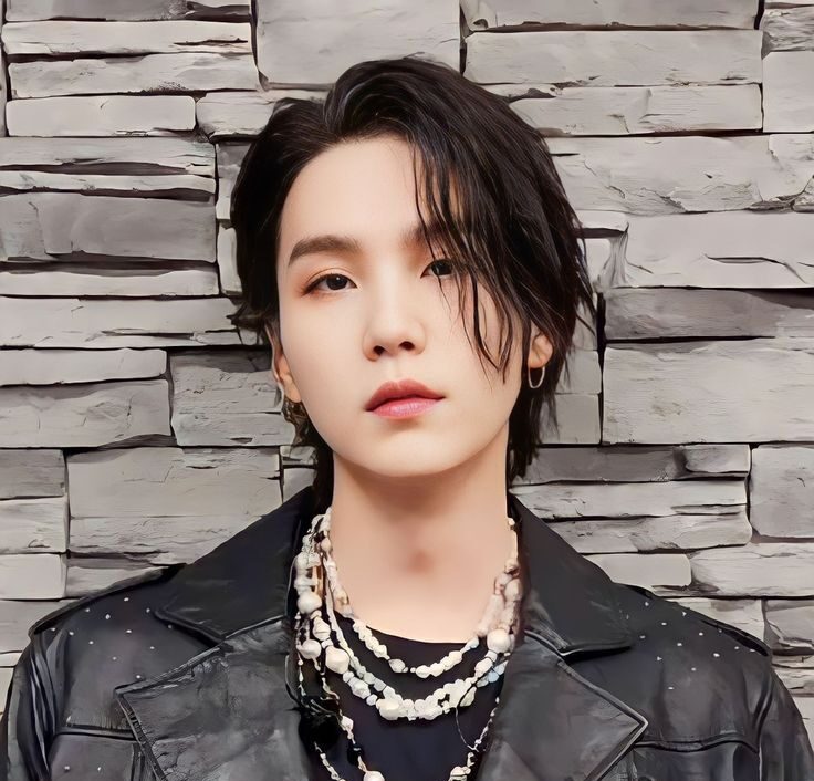 SUGA (BTS) é coroado como a 40ª personalidade do “Angel N Star” e ...